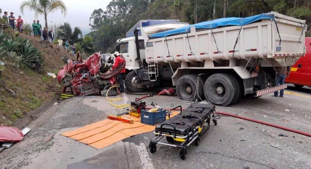 Seis veículos se envolvem em acidente na BR-470, em Ibirama (SC) - Estradas