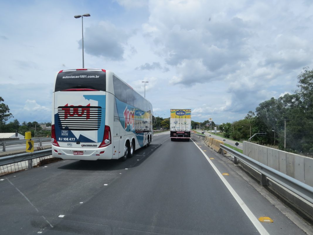 Trecho de Piraí (RJ) da Via Dutra (BR-116) está sendo recuperado - Estradas