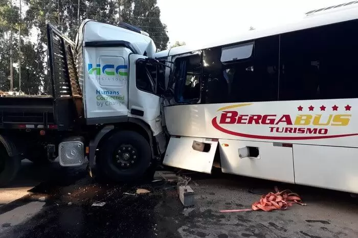 Acidente entre micro-ônibus e caminhão na RS-423 deixa mulher morta e 17 feridos, no RS - Estradas