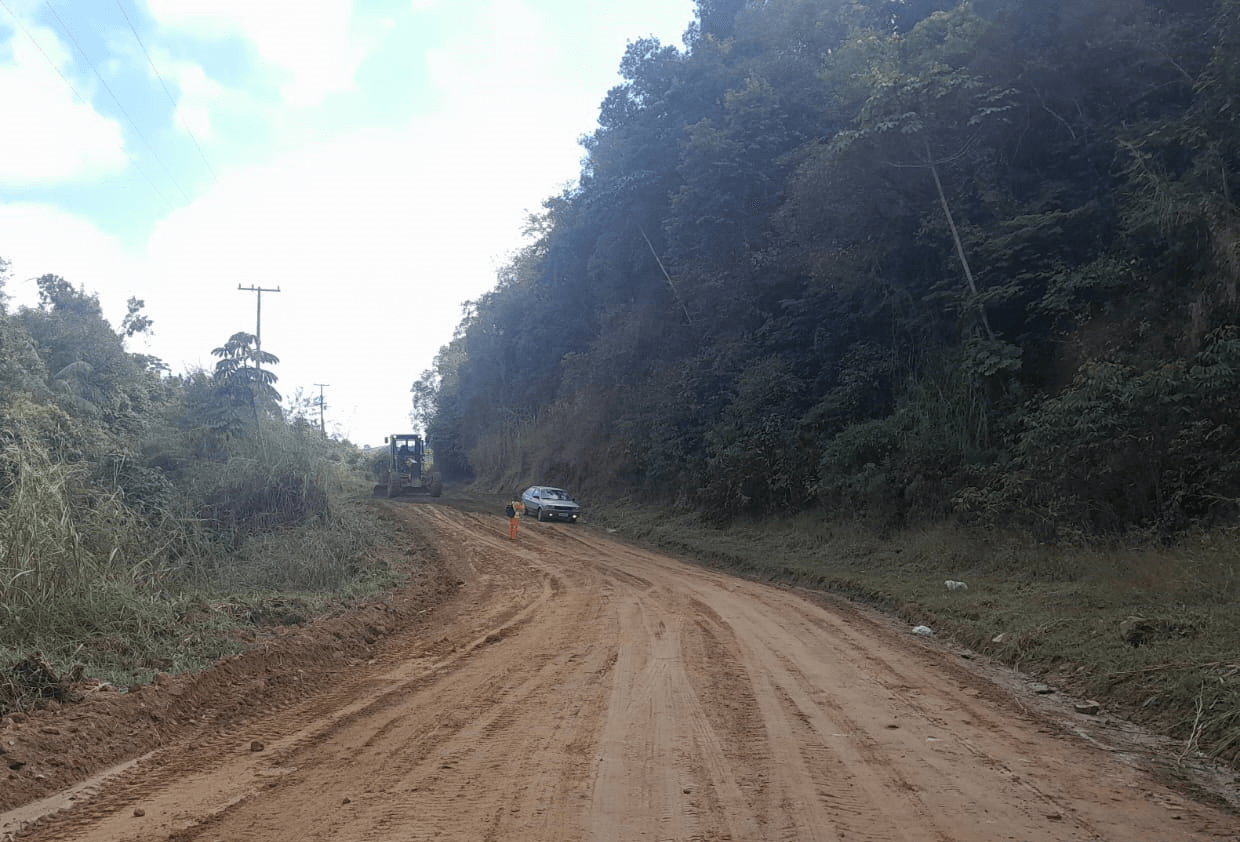 Trecho da PR-092, entre Cerro Azul e Doutor Ulysses, no Paraná, recebe ...