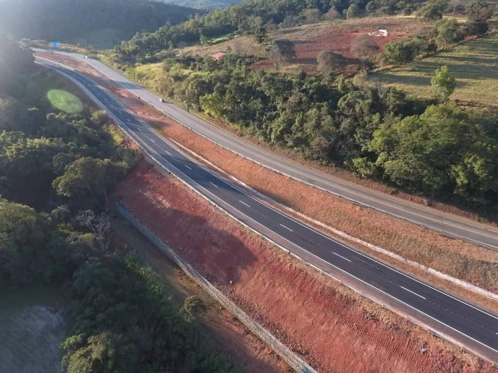 Trecho da BR-262, em Florestal (MG), é liberado ao tráfego, após ...