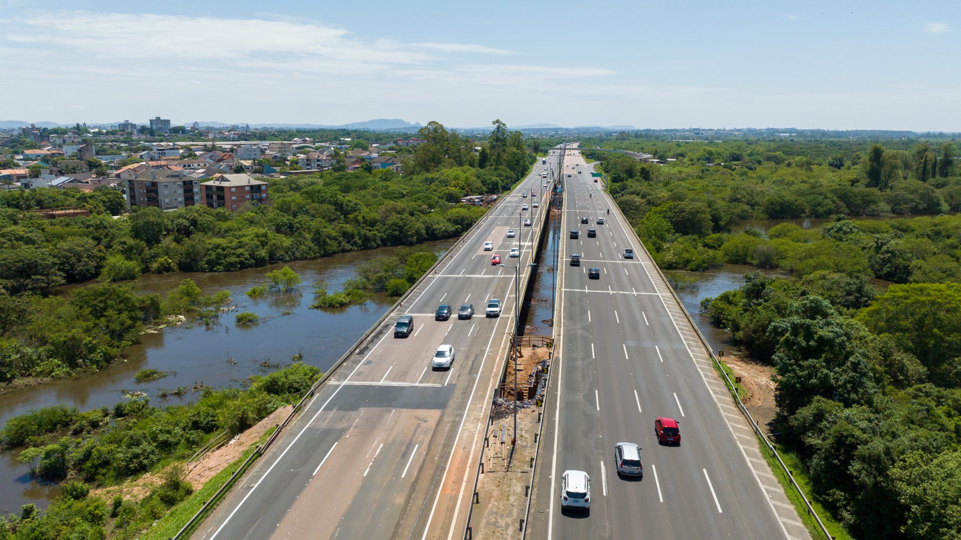 Operação de içamento de vigas restringe faixas na Freeway, hoje. - Estradas