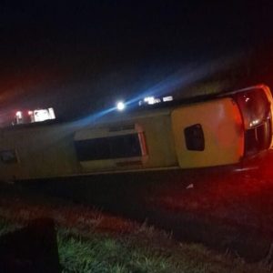 Ônibus tomba na rodovia Brigadeiro Faria Lima (SP-326) e deixa 13 ...